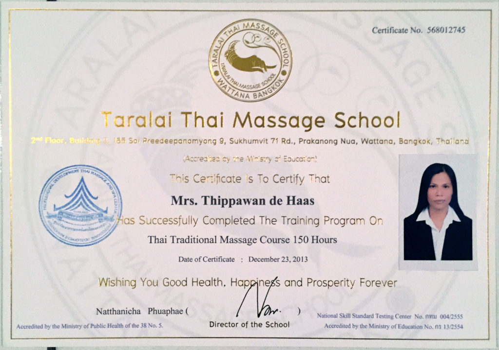 Tom Behaalt Haar Diploma Traditionele Thaise Massage